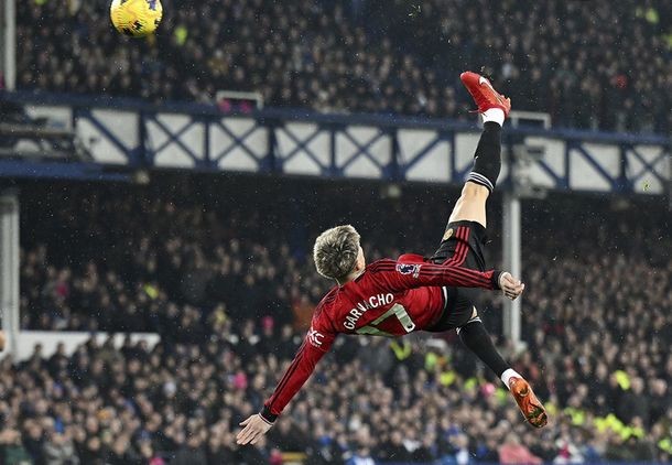 El impactante gol de chilena de Alejandro Garnacho para el Manchester ...