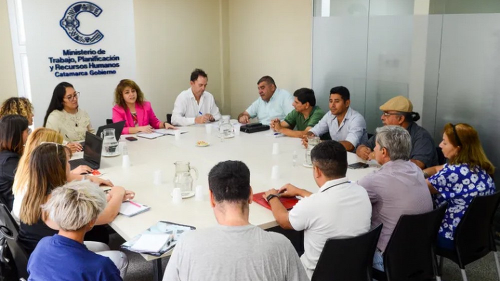 Los gremios docentes fueron convocados para discutir lo salarial ...